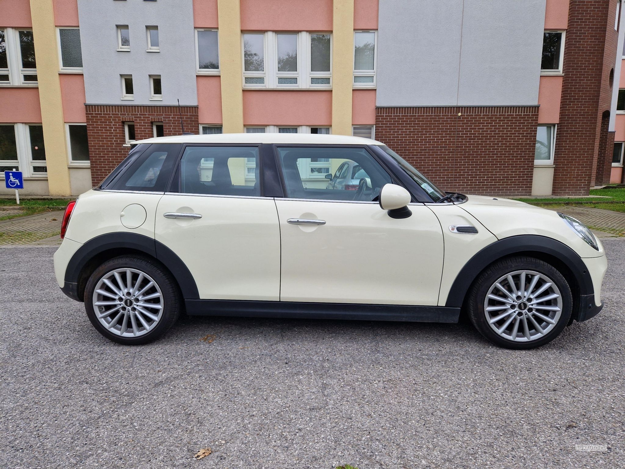 Mini Cooper 1.5 Auto. Beige d'occasion, moteur Essence et boite ...
