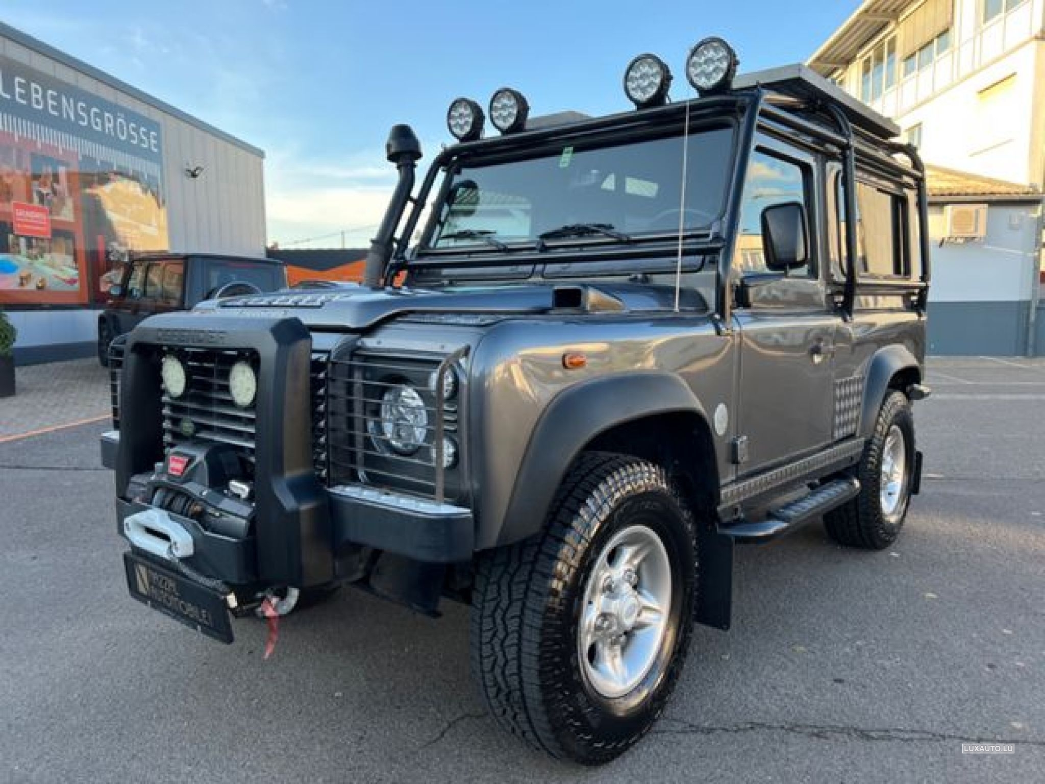 Grey Land-Rover Defender Defender*tomb Raider*einzigartiger Umbau ...