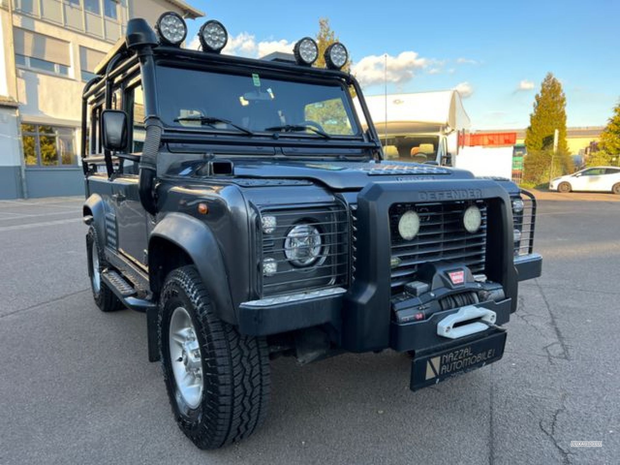 Grey Land-Rover Defender Defender*tomb Raider*einzigartiger Umbau ...