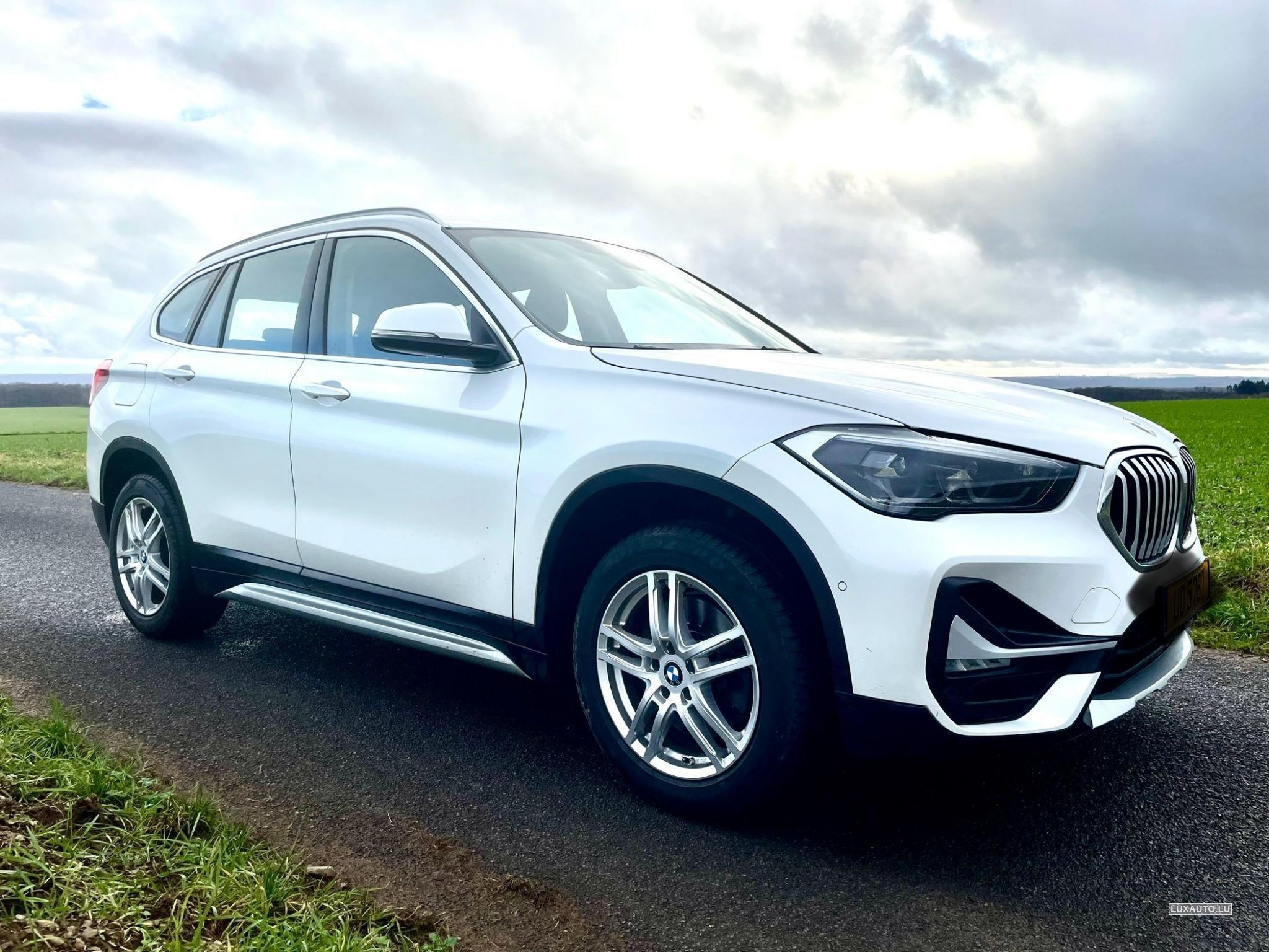 BMW X1 xDrive 2.0i Blanc d'occasion, moteur Essence et boite ...