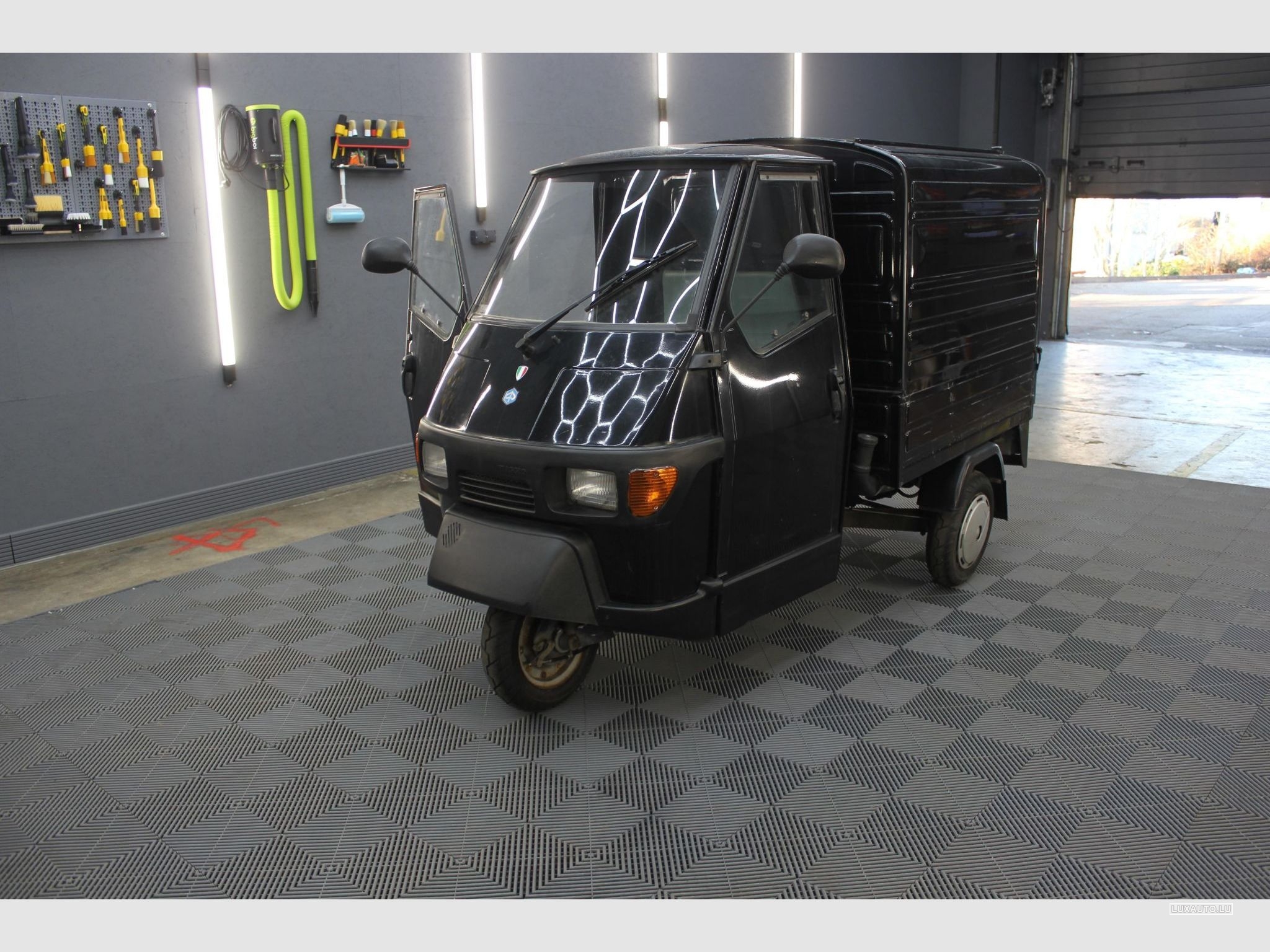 Piaggio APE Piaggio APE 50cc Cassone Chiuso Noir d'occasion, moteur ...