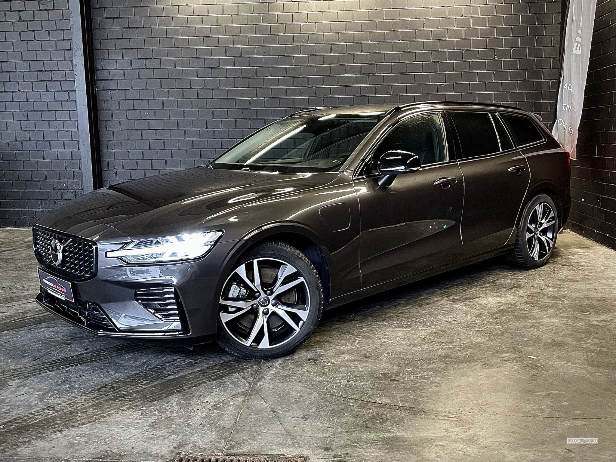 Volvo V60 Volvo V60 2.0 T6 Recharge Plus Dark AWD Gris, moteur Hybride ...