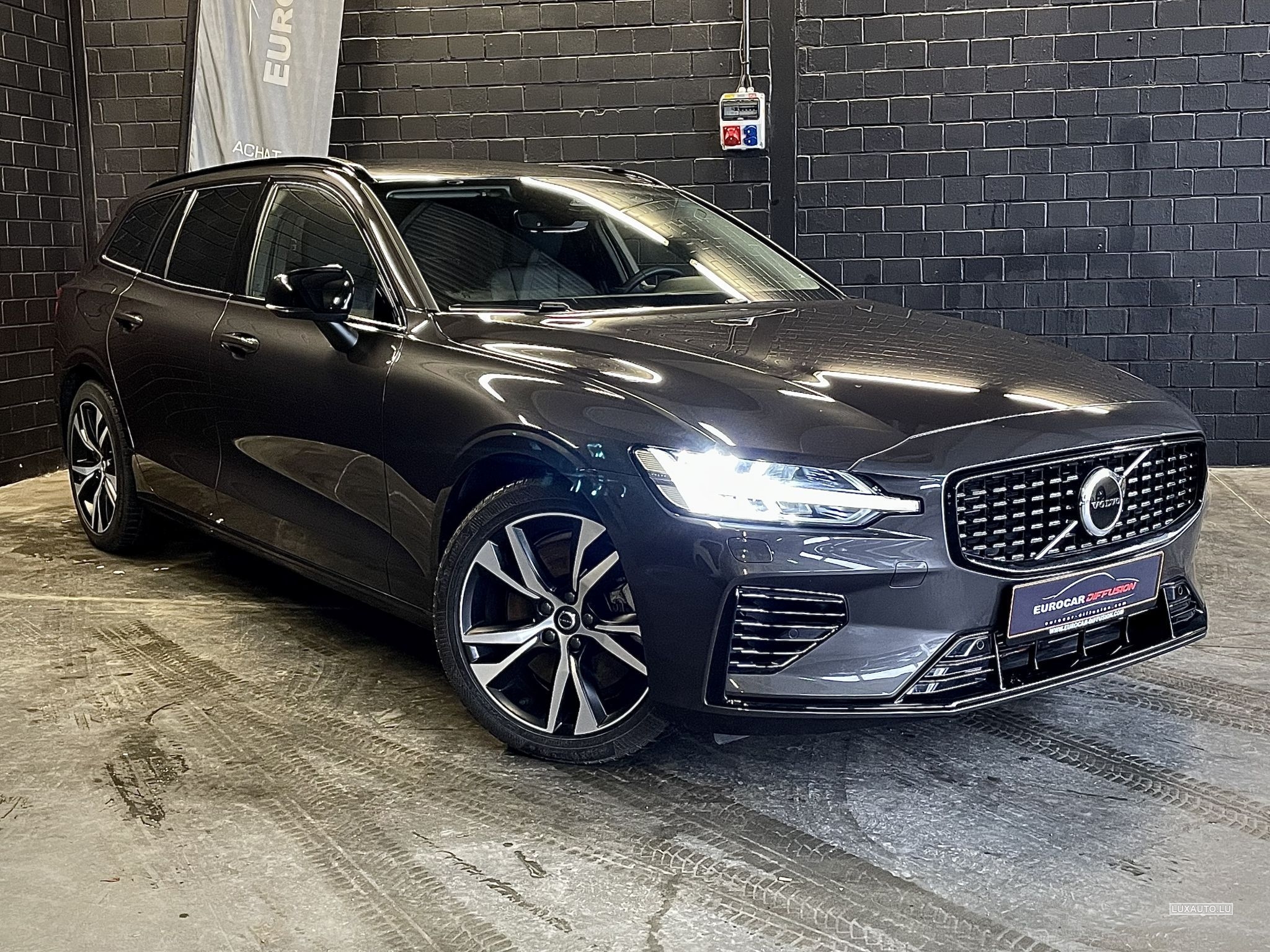 Volvo V60 Volvo V60 2.0 T6 Recharge Plus Dark AWD Gris, moteur Hybride ...